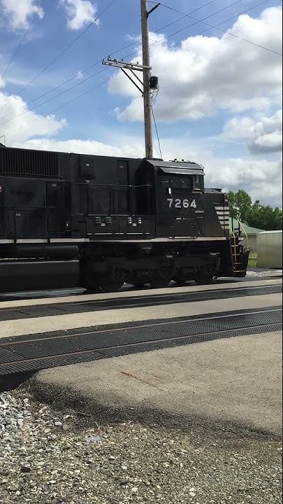 6/15/2017 NS 7264 SD70ACU & NS 6812 SD60M leaving the siding at London, OH - YouTube