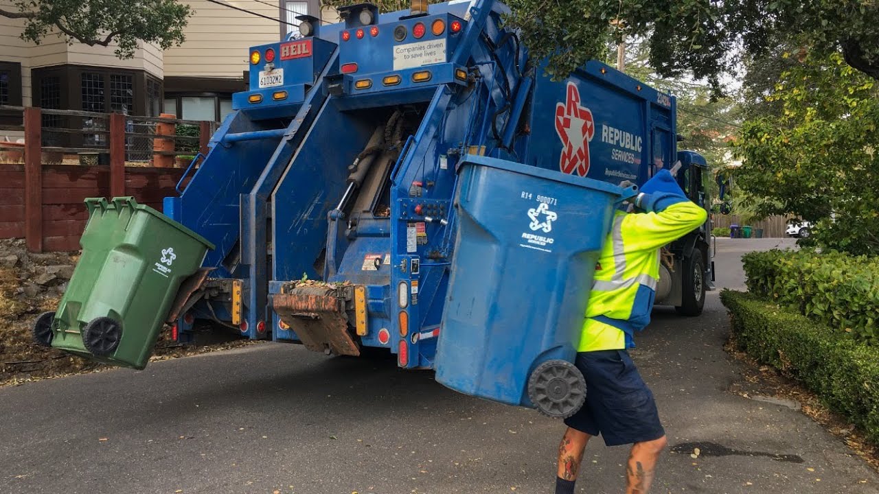 Peterbilt 520 Split 60/40 HEIL DuraPack Rear Loader - YouTube