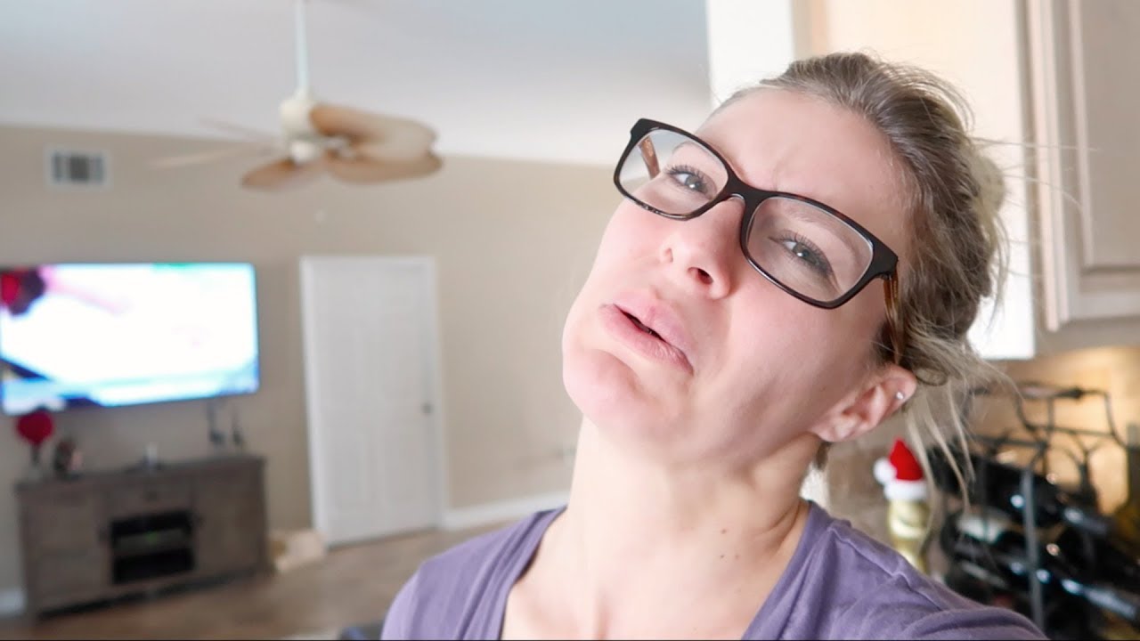 I'm So Indecisive | VLOGMAS! - YouTube