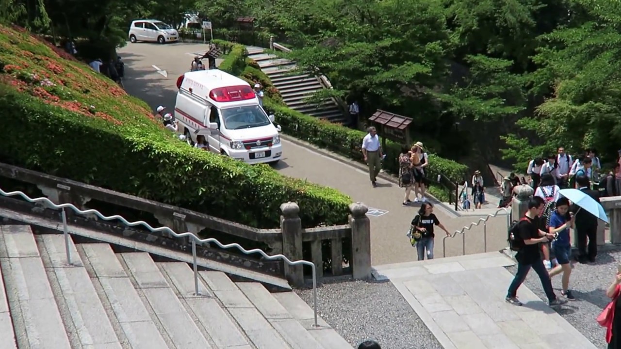 Typical Japanese ambulance. Kiyomizu-dera, Kyoto, Japan. - YouTube