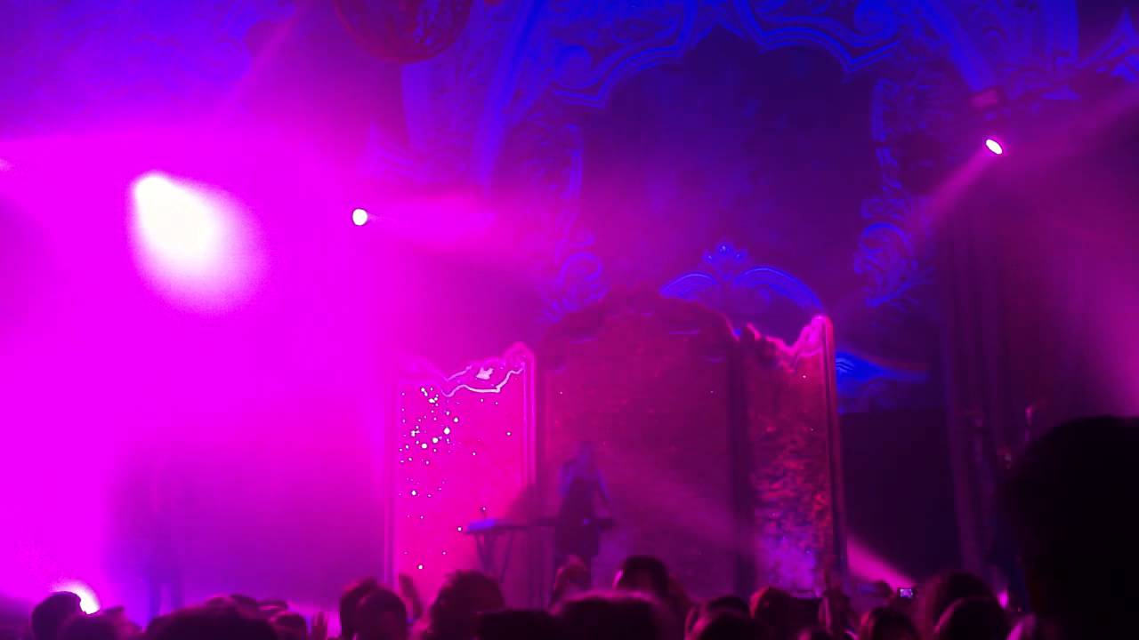 Grimes - Genesis (live) - YouTube