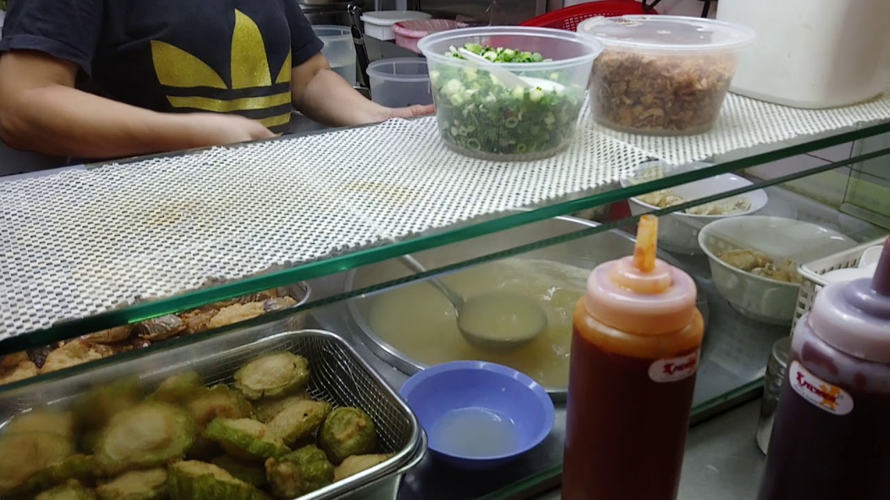 Spinach yong tau foo soup @ Fengshan hawker center - YouTube
