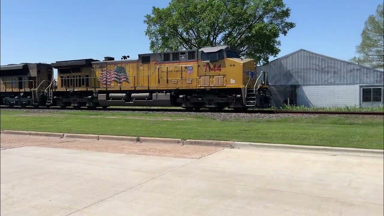 AC44CW Leads Union Pacific Manifest Passing Through Downtown Navasota, TX - 4/8/25 - YouTube