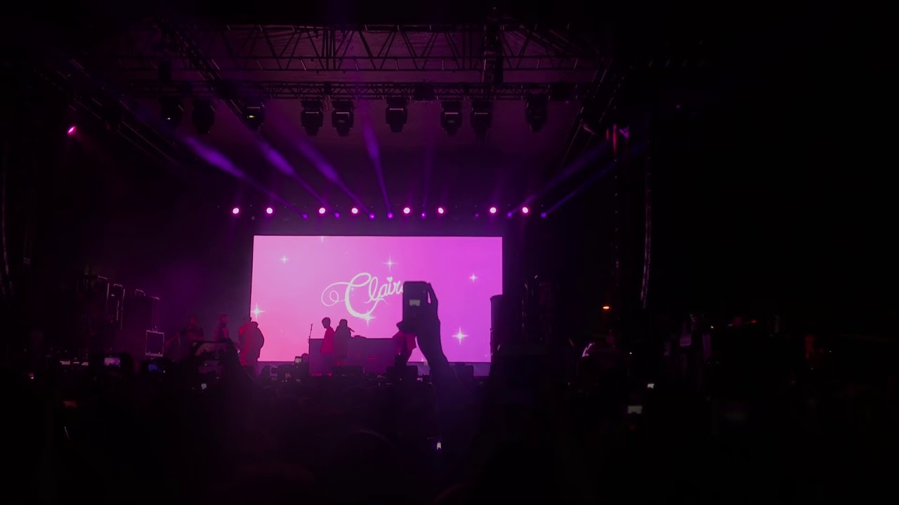 Clairo - Pretty Girl (Live) - YouTube