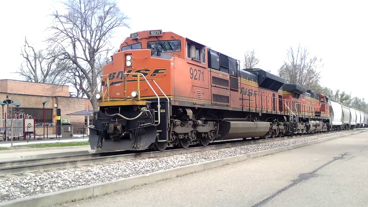 BNSF 9271 north (nice horn!) - YouTube