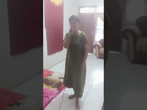 Tante Yeni menyanyi bagus juga suara nya.