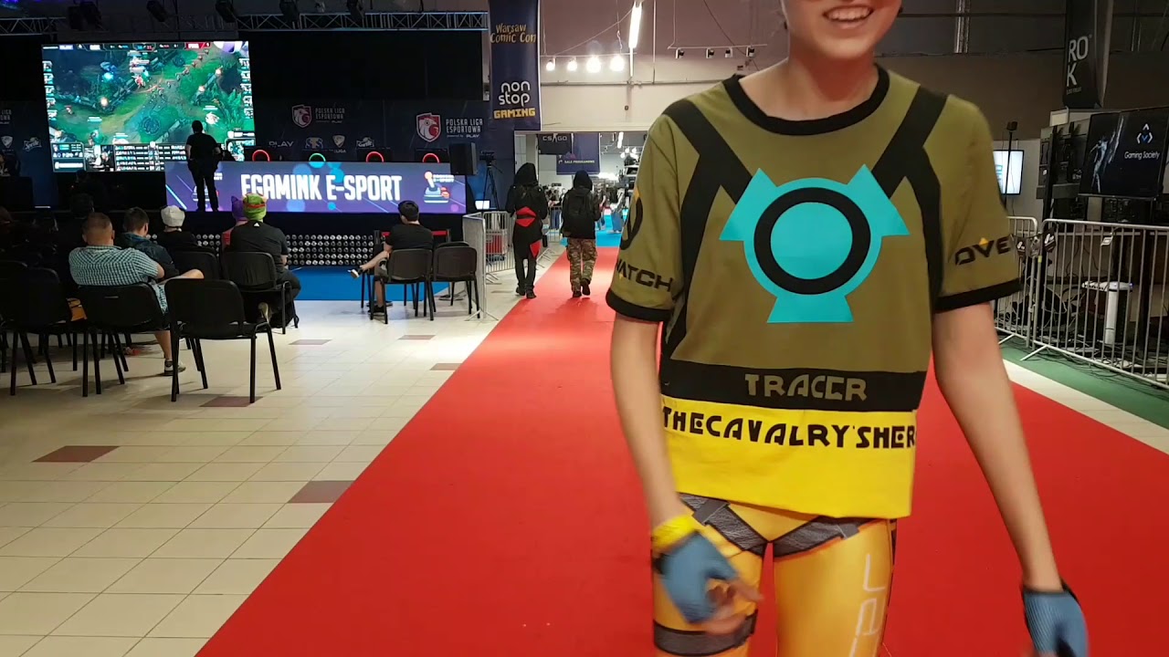 Tracer cosplay- dance and heelys Warsaw Comic Con - YouTube