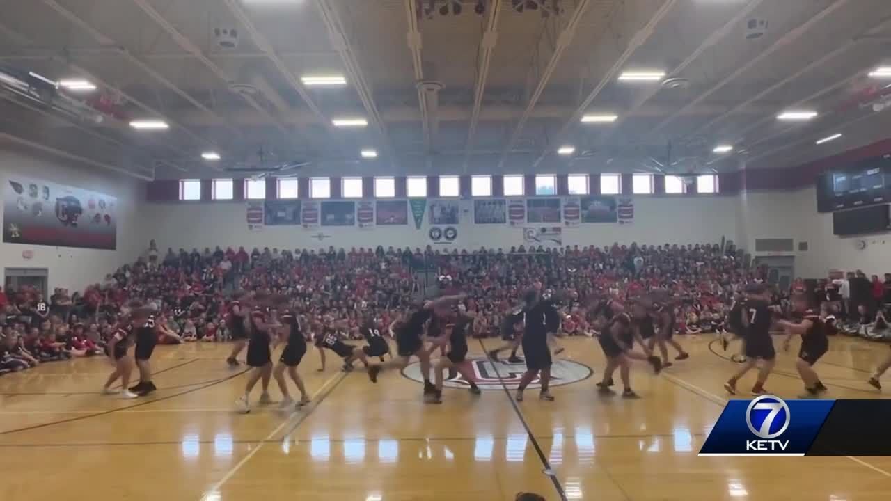 Creston Panthers dance before big game - YouTube