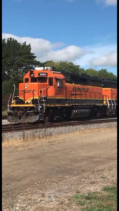 BNSF switching out tank cars! #youtubeshorts #milepost106 - YouTube