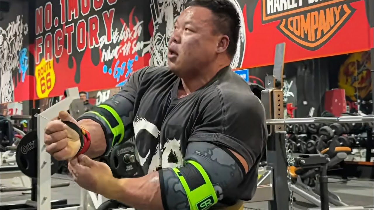 Giant Bodybuilder Broke The Bench Rep Record (200KG) - YouTube