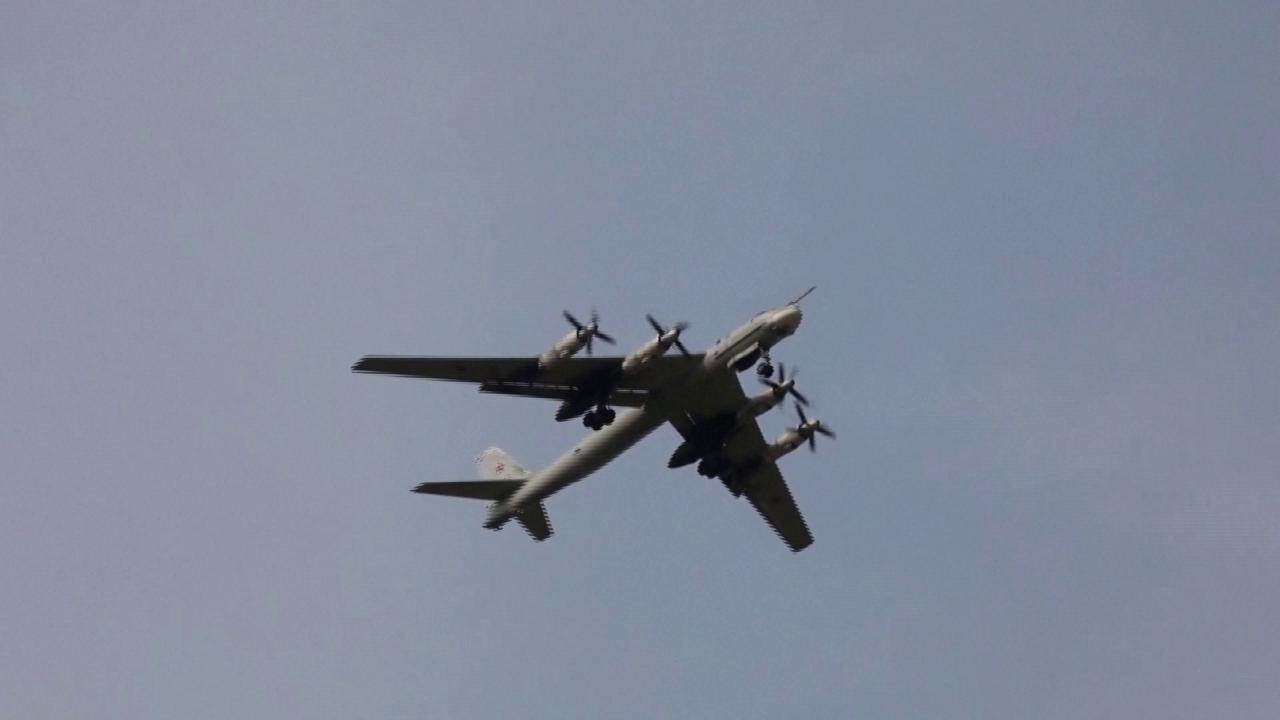 Bombardieri strategici russi in volo sulle acque internazionali vicino ...