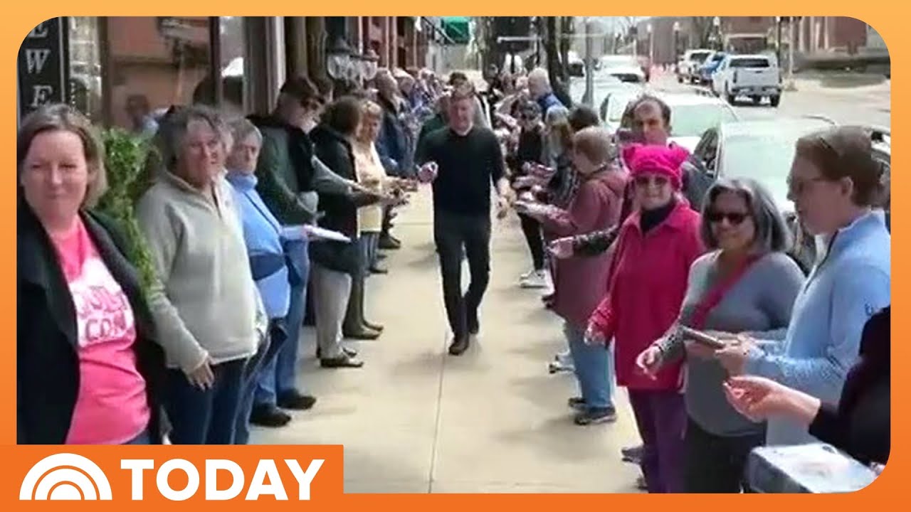 See 300 people help bookstore move its collection! - YouTube