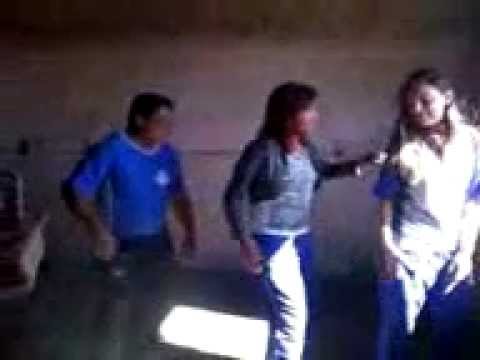 prof e suas alunas dançando axé