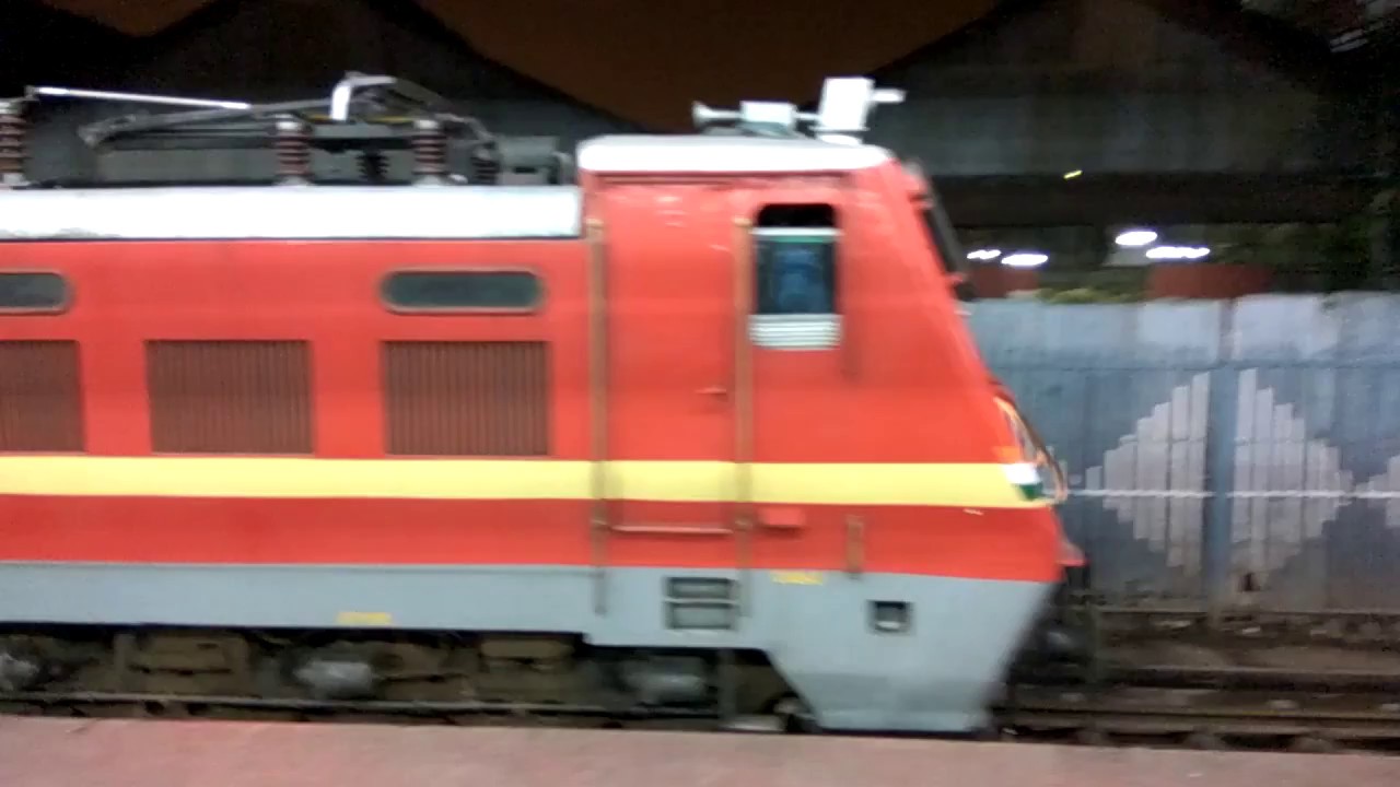 12261/Mumbai - Howrah AC Duronto Express arriving at Howrah Station# ...