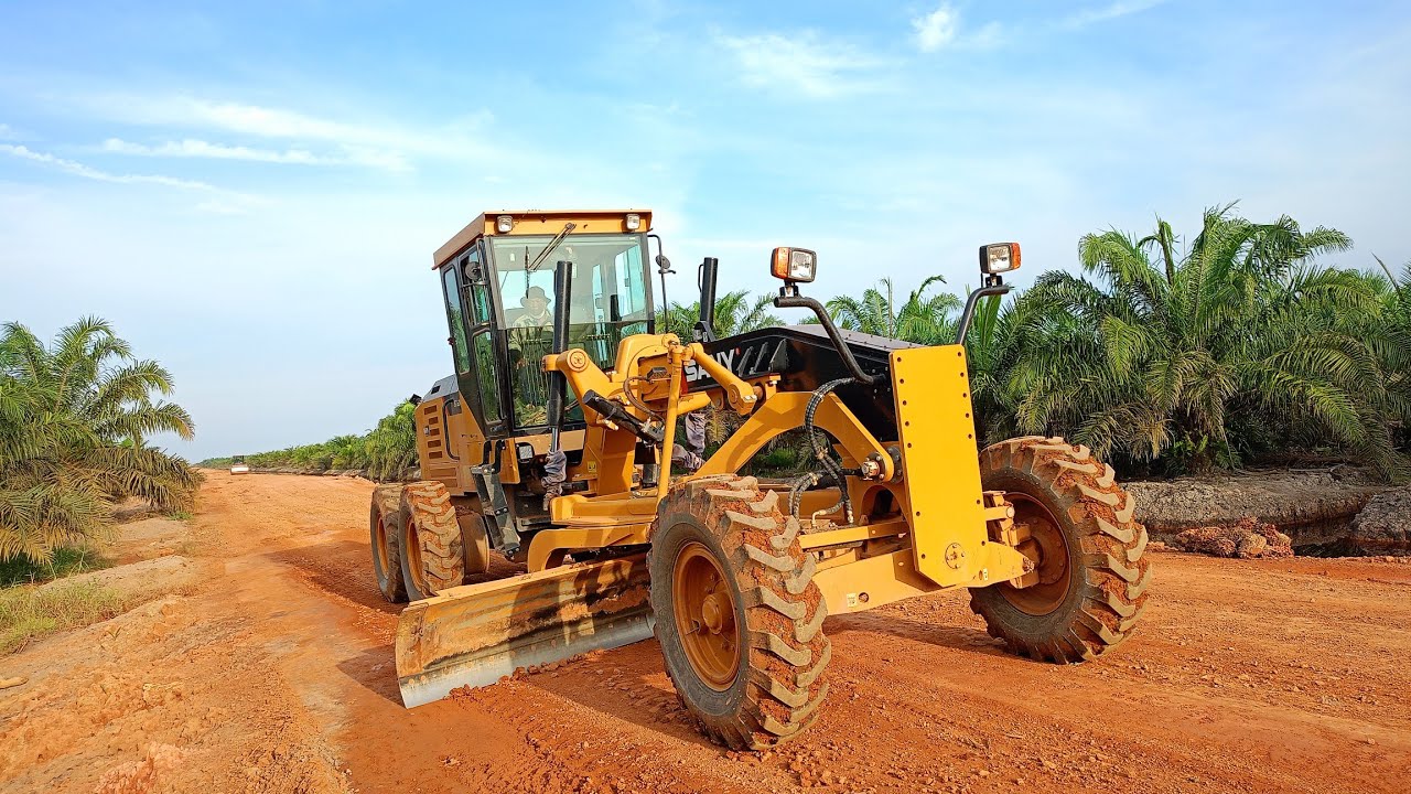 Alat Berat Motor Grader Meratakan Tanah - YouTube