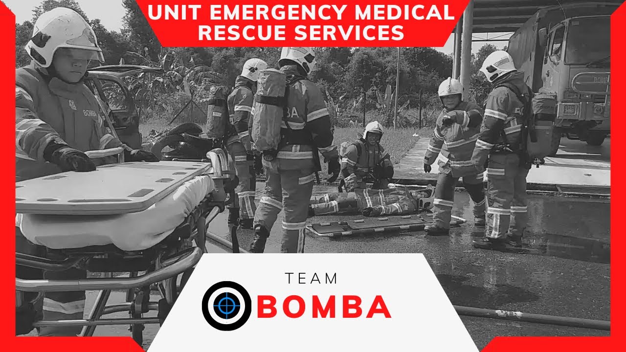 Pasukan EMRS bertindak merawat anggota yang pengsan semasa operasi ...