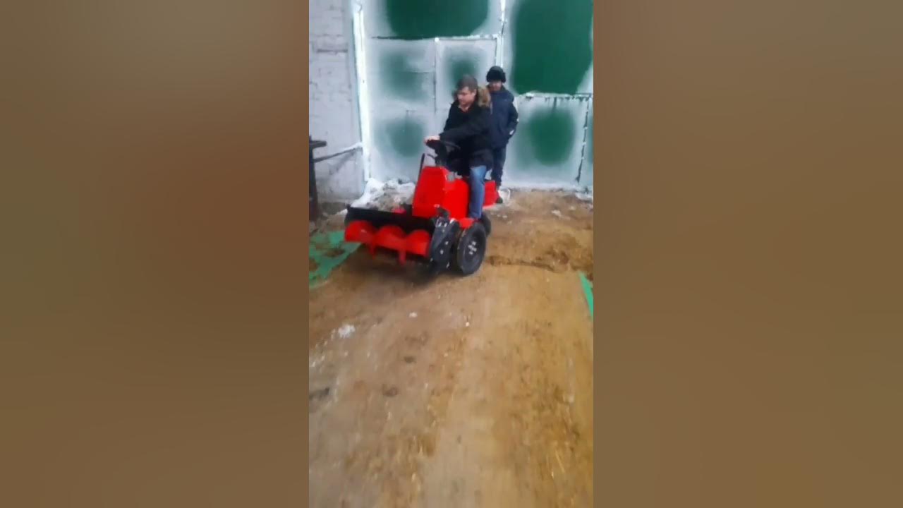 Пододвигатель кормов для КРС - YouTube