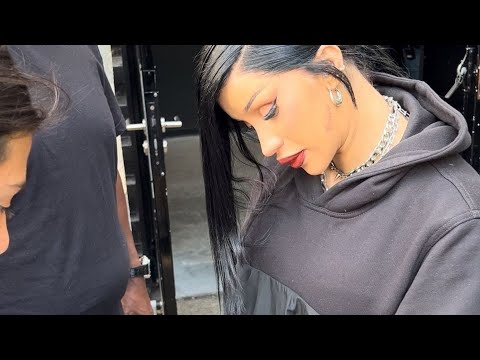Cardi B Signing Autographs To Her Fans! - YouTube