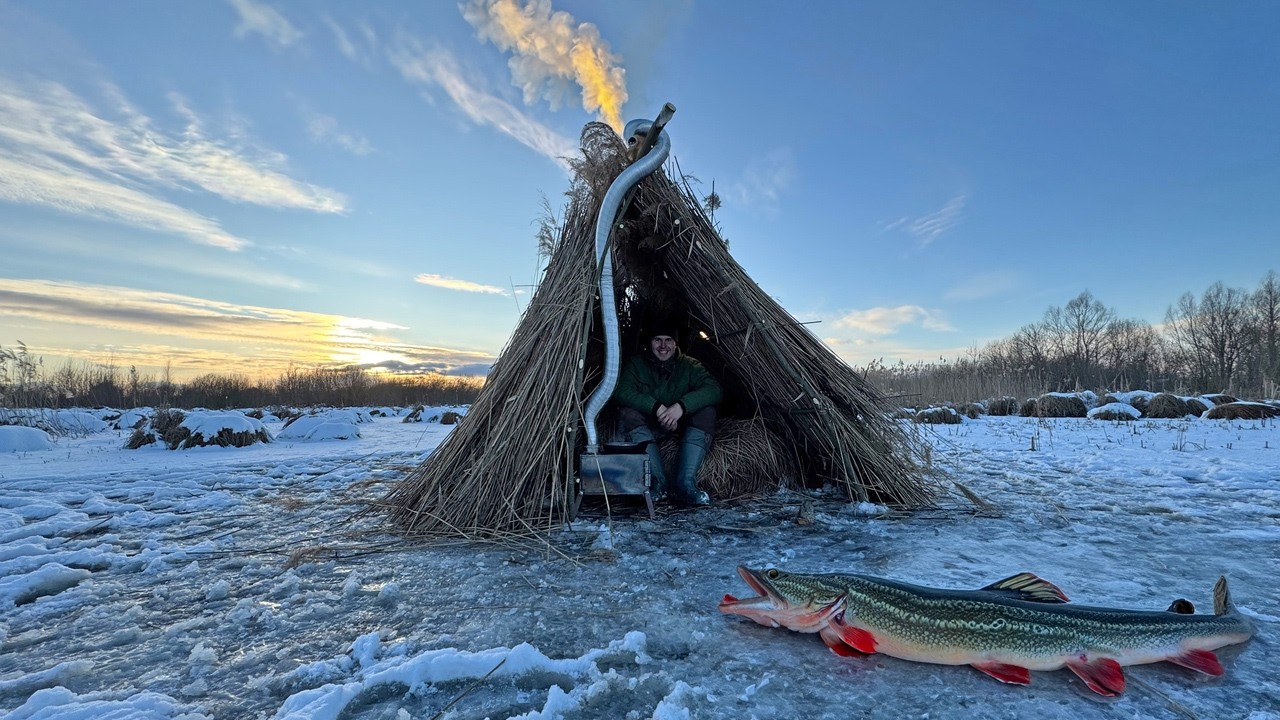 Winter Bushcraft Shelter on a frozen lake. I set traps for fish. - YouTube