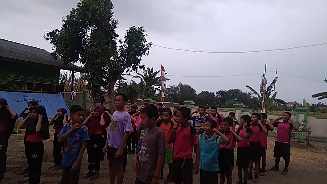 Kegiatan outbound Pramuka penggalang konsentrasi Indra pendengaran ...