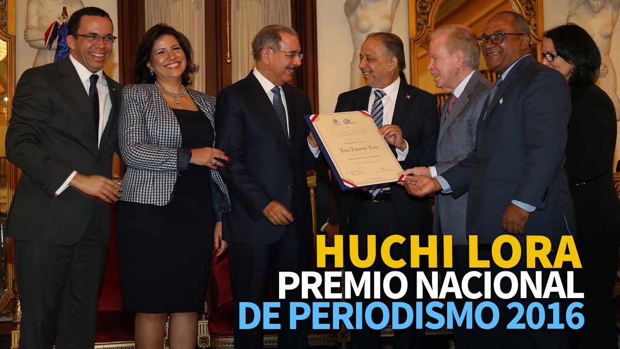 Huchi Lora recibe Premio Nacional de Periodismo 2016 - YouTube