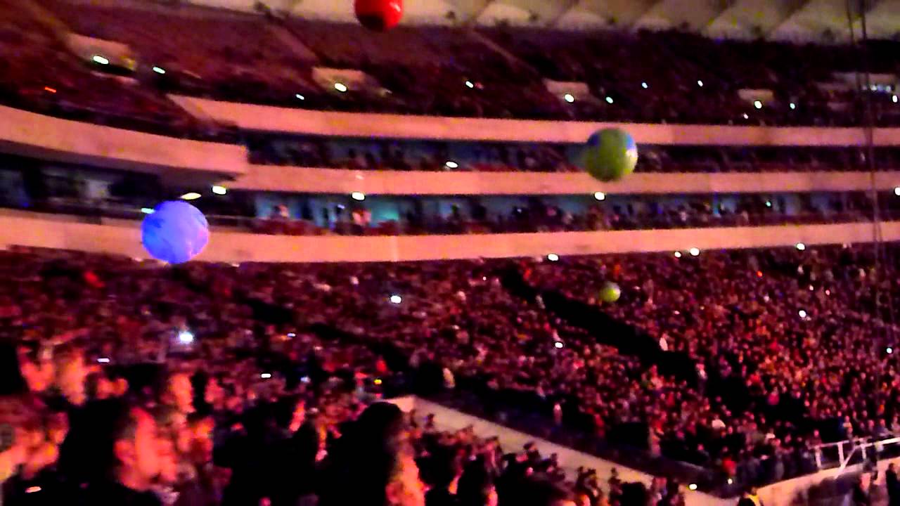Coldplay - Lovers in Japan HD (balloons & confetti) Live @ Warsaw 2012 ...