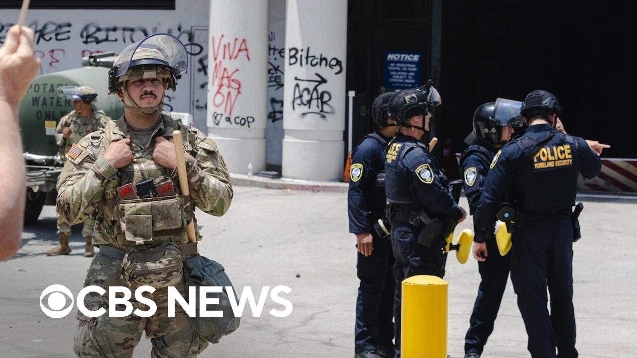 Homeland Security officers, National Guard protecting Federal Building ...