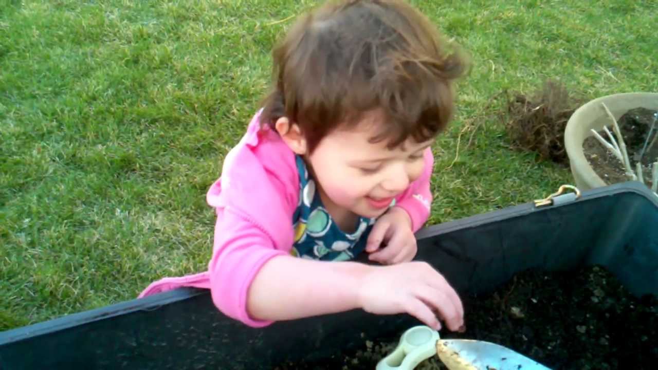 Kids playing with worms H.D. - YouTube