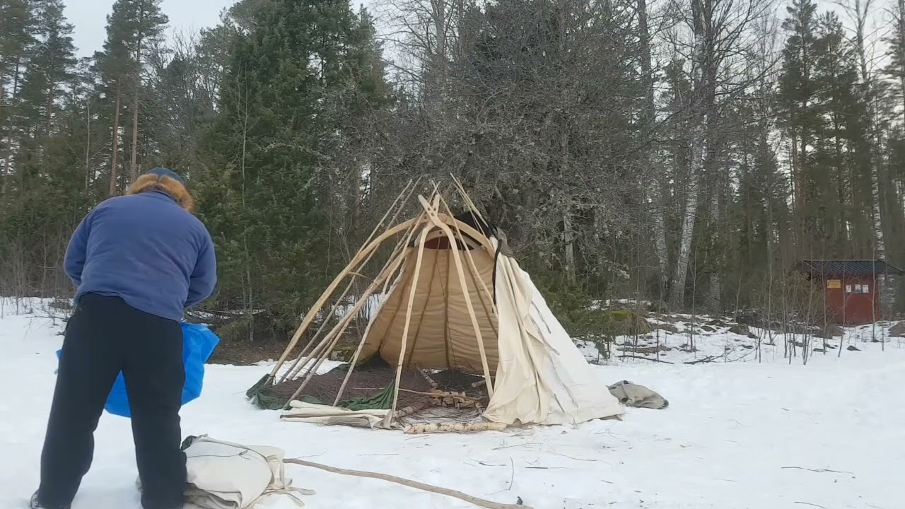 Nedtagning av bågstångskåta / Taking down traditional sami lavvo (tipi ...