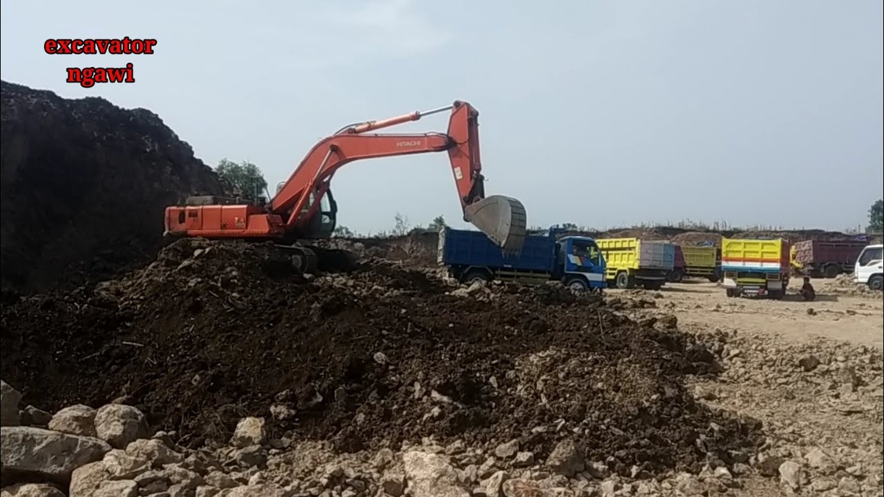 EXCAVATOR HITACHI ZAXIS 330 LOADING DUMP TRUCKS CANTER - YouTube