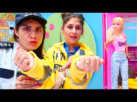 Barbie Dream House. Polis Ümit Barbie'nin evine gizlice giren Ayşe'yi yakalıyor. Barbie oyunları