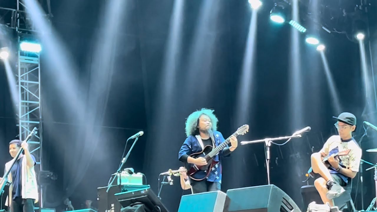 MENUJU SENJA — PARADE HUJAN (Dunia Batas) Live at PESTAPORA 2024 - YouTube