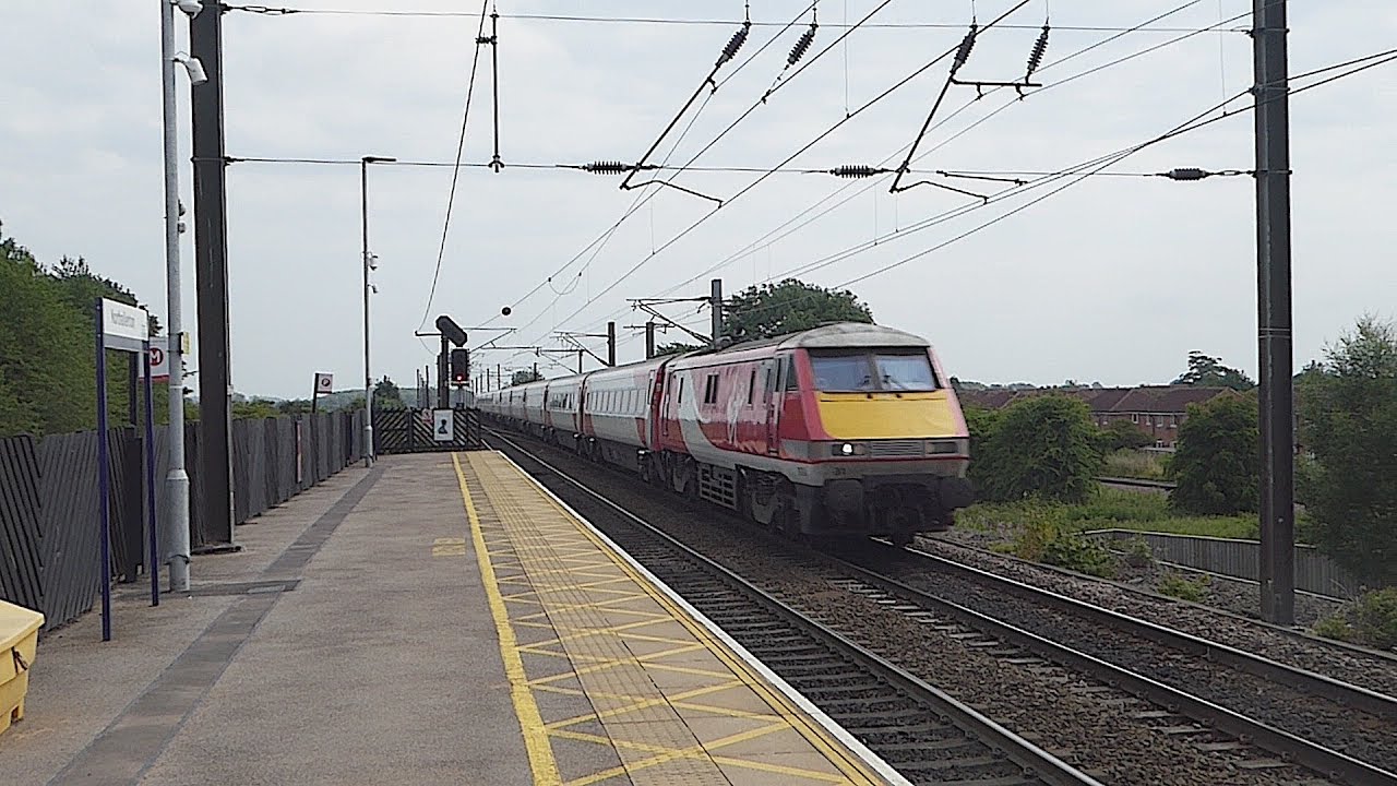 Virgin Trains 225 passes Northallerton (19/7/17) - YouTube