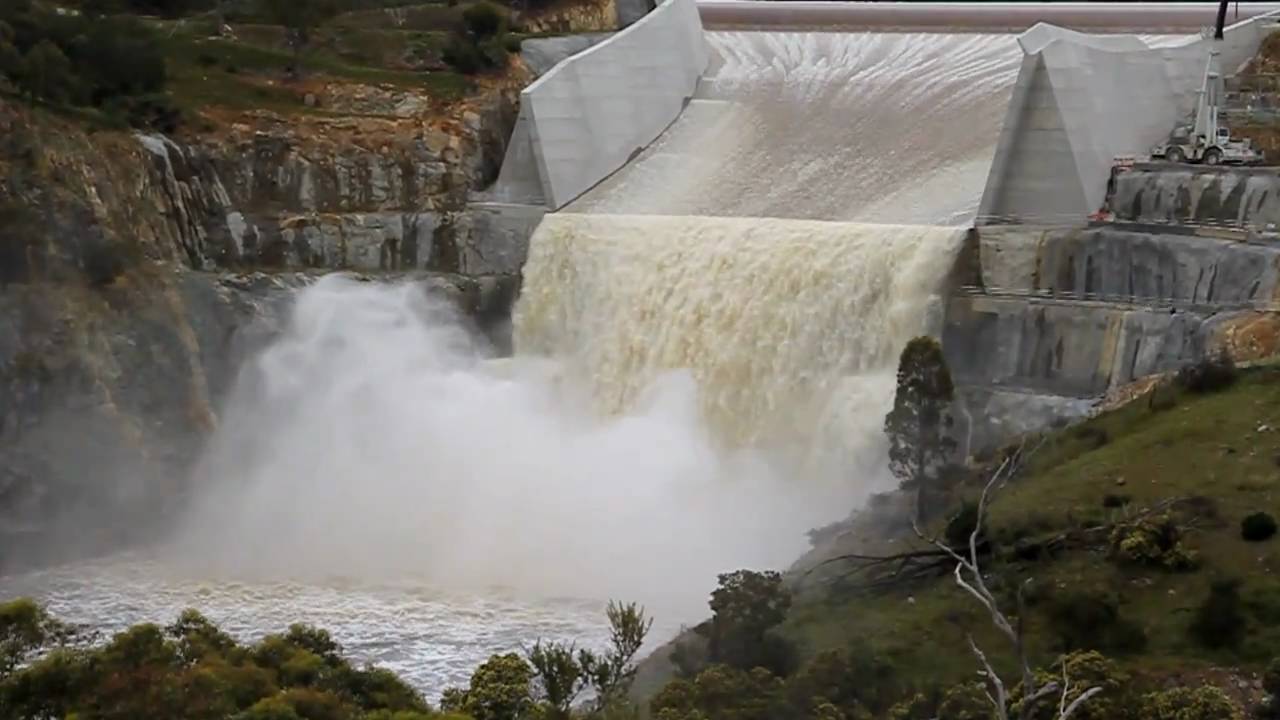 Googong Dam - 4 December 2010 - YouTube