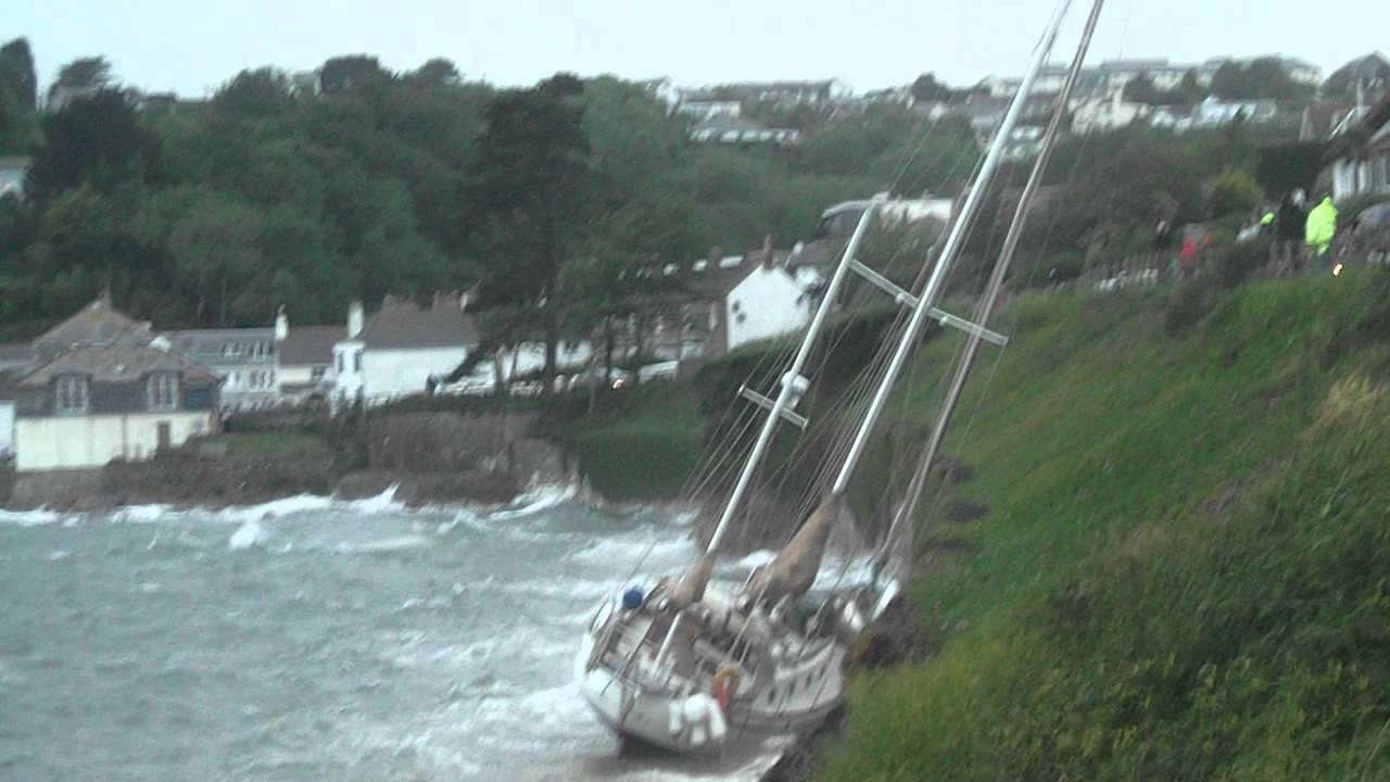 Yacht crashes onto rocks after breaking free of mooring - YouTube