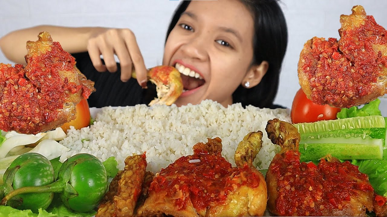 MUKBANG AYAM PENYET SAMBAL TERASI - YouTube