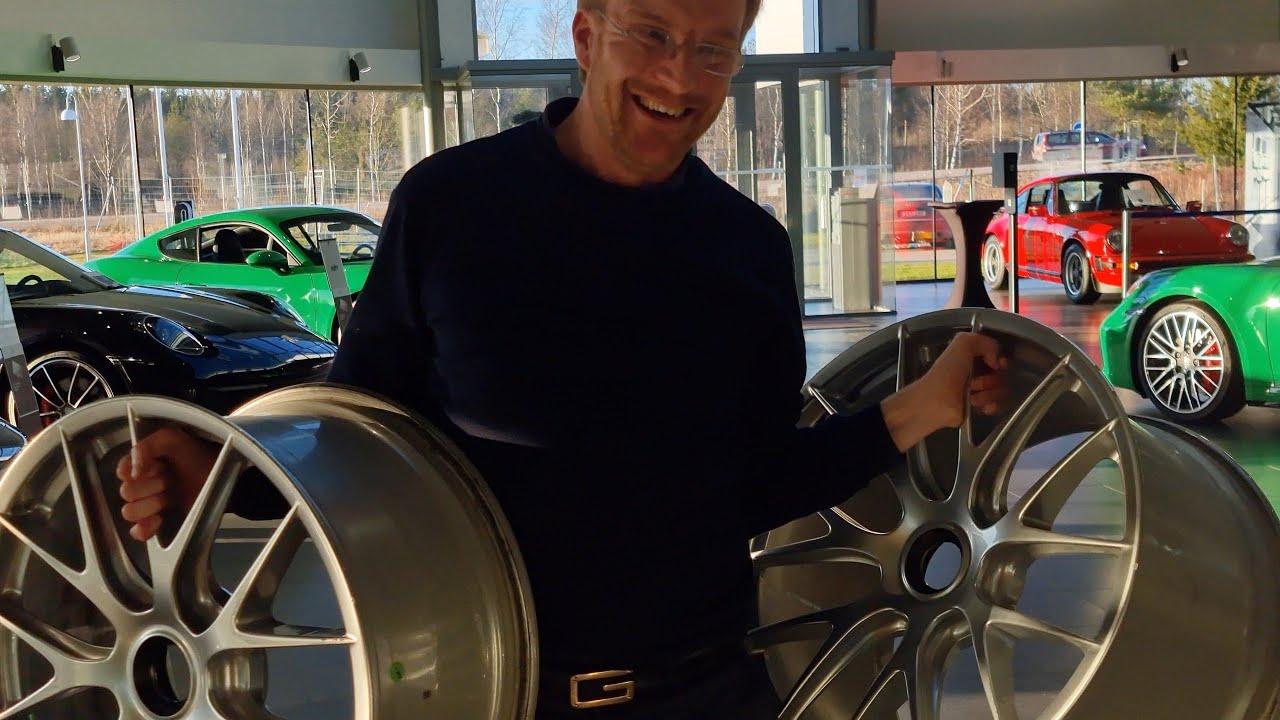 €30 000 rim: Incredible weight of Porsche 918 Spyder rims at Porsche ...