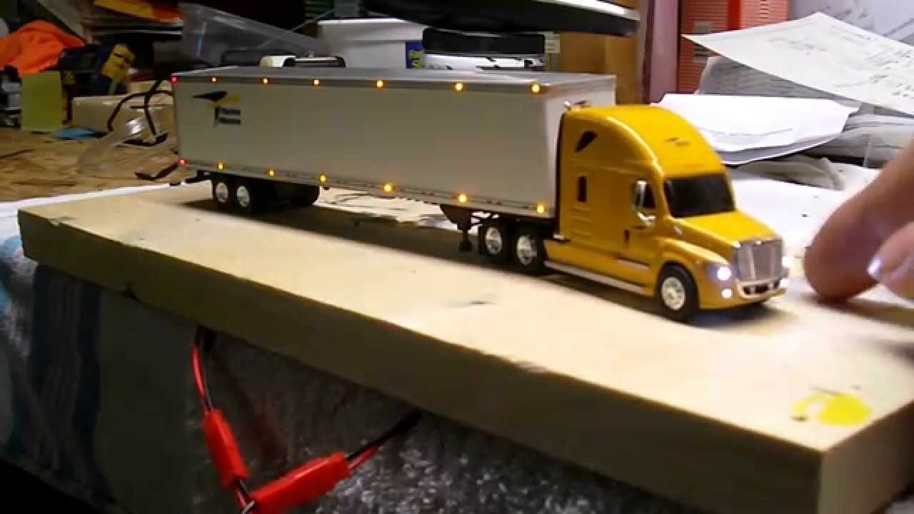 HO Trains 1/87 Lighted Tonkin Tractor & Trailer - YouTube