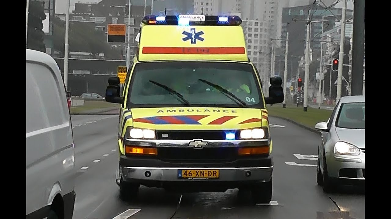 Ambulance 17-104 met spoed naar EMC Rotterdam - YouTube