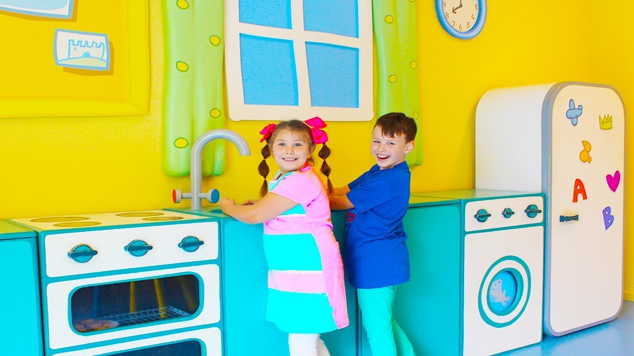 Ali and Adriana family trip to Peppa Pig Theme Park - YouTube