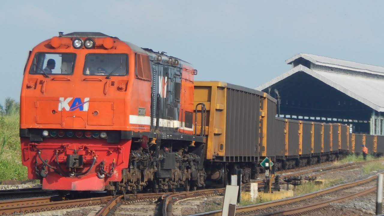 Melihat Proses Langsiran Gerbong Babaranjang Dipimpin Lokomotif CC201 ...