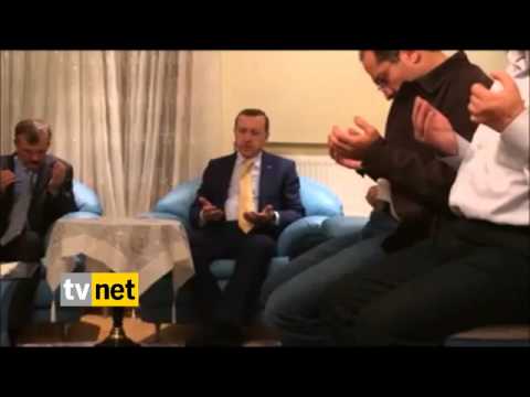 Başbakan Tayyip Erdoğan şehidin evinde Kur'an-ı Kerim okuyor