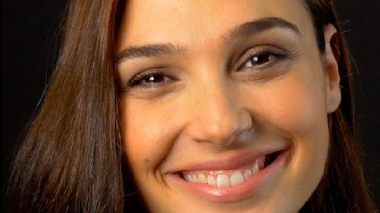 Is it just me or does she have buck teeth? : r/Dentistry