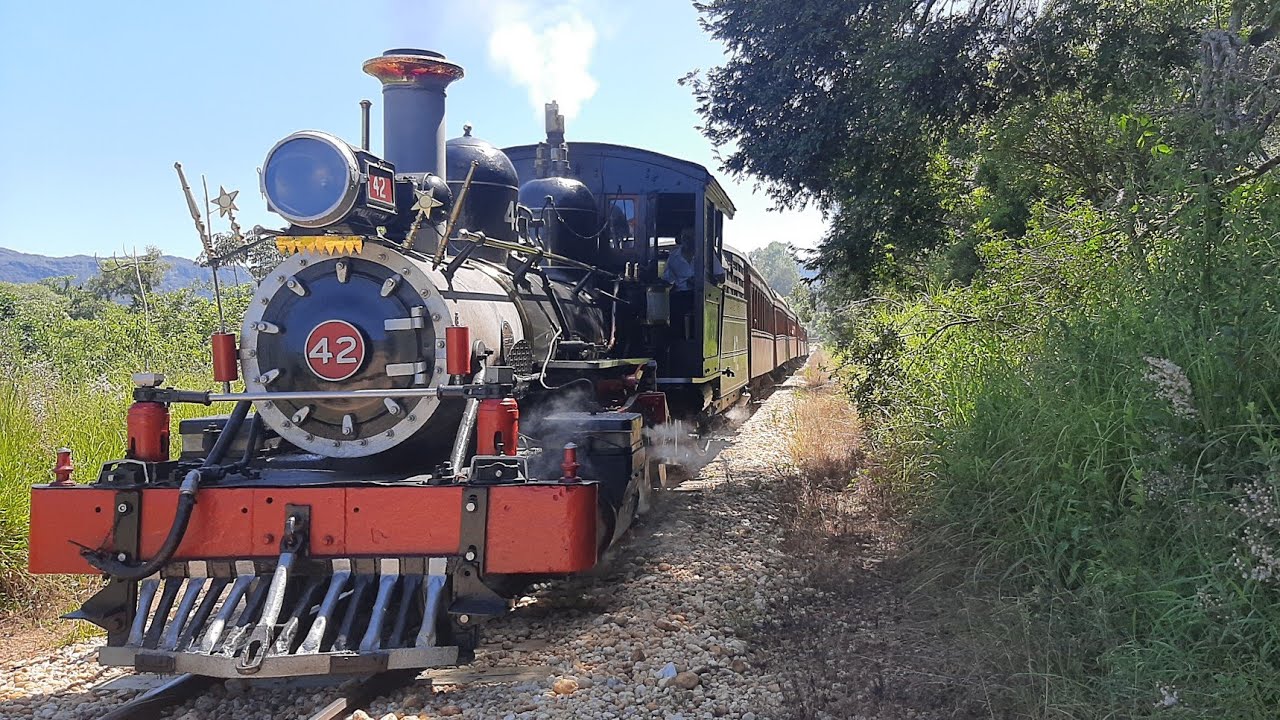 Trem Turístico e auto de linha ALS 3026 no KM 87 em Tiradentes MG ...