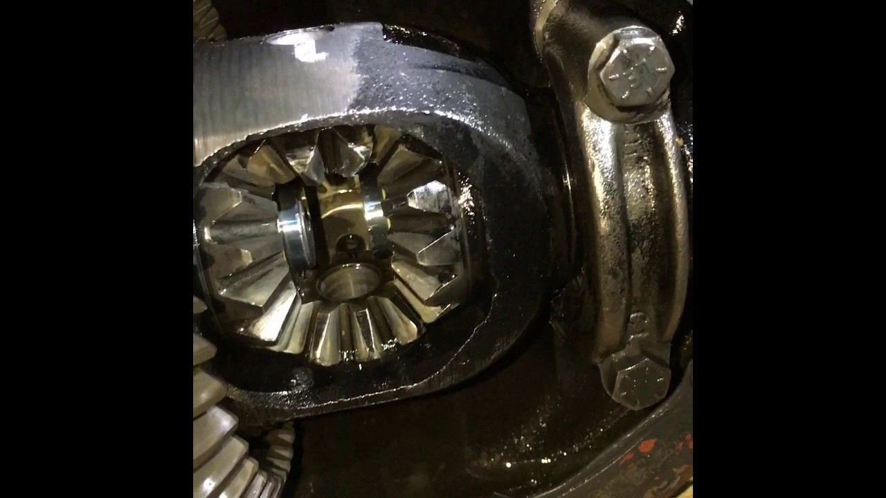 Dana 35 Axle Removal - YouTube