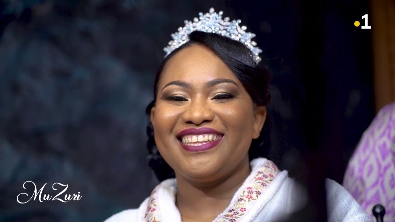 Muzuri : la mise en beauté de Soiphia à Combani le jour de son mariage ...