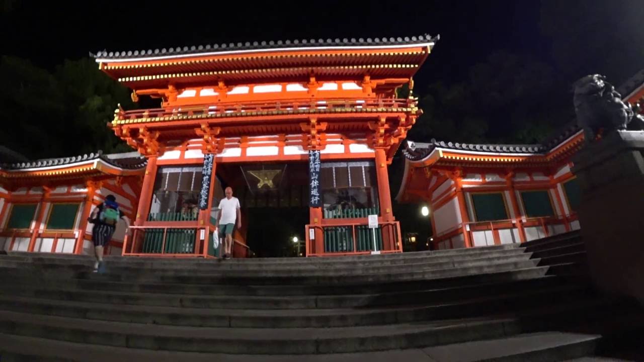 Night view of the Yasaka Shrine - Kyoto attractions - YouTube