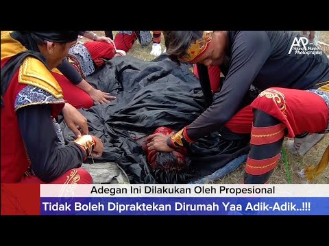 Atraksi debus tusuk leher oleh para punggawa pmjw agus kolay group