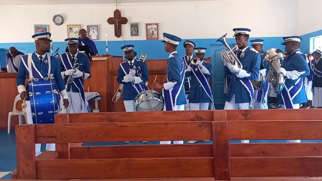 Monghadi, kea rapela - Father Masango's Brass Band - YouTube