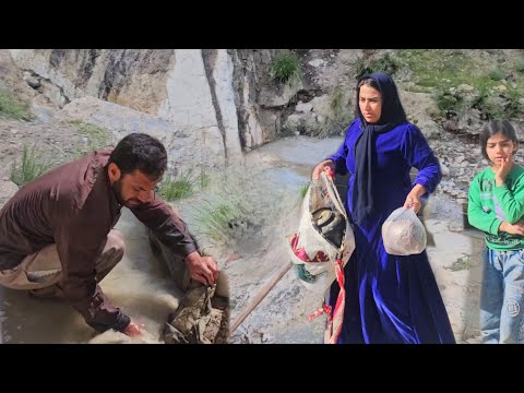 Documentary of the harsh nomadic life of Ali's wife, who helps her children at the peak of her care.